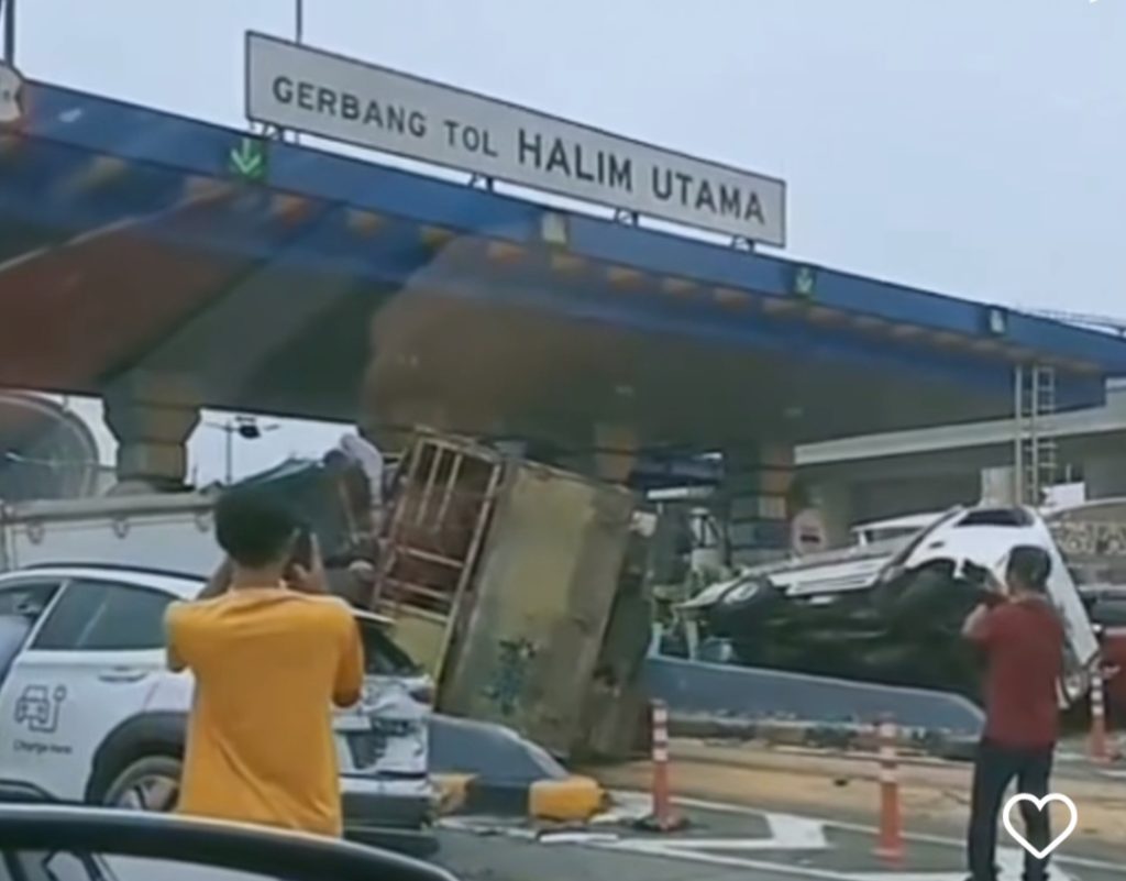 Detik-detik Kecelakaan Mobil di Tol Halim Utama Jaktim Karena Macet