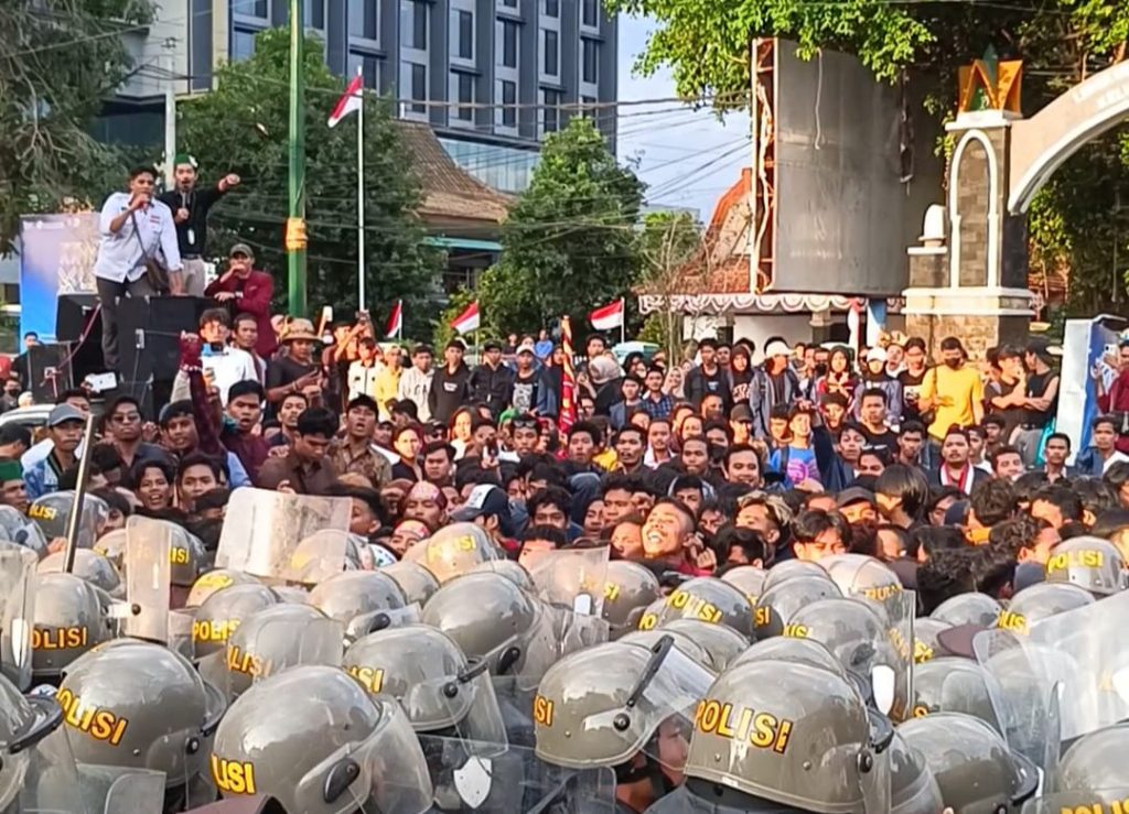Ricuh, Ratusan Mahasiswa Dipukul Mundur Saat Demo di DPRD NTB, Fasilitas Kantor Rusak - Siarpost