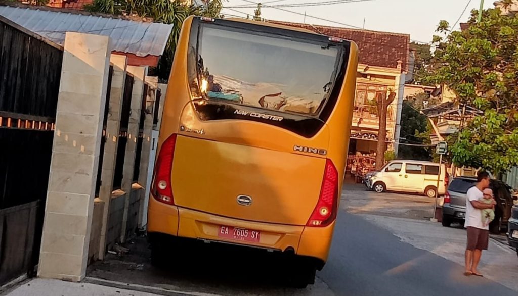 Penampakan Mini Bus Plat Merah Milik Pemkab Bima Diduga Bawa Rombongan ...