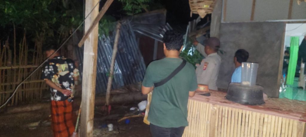 Rumah Rusak Total Ditimpa Pohon Akibat Angin Kencang, Warga Lombok ...